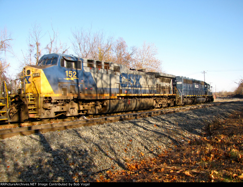 CSX 152 and HLCX 7195